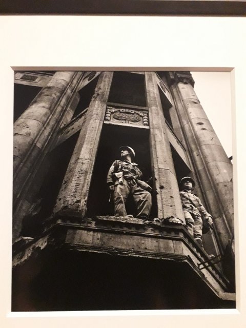 American troops looking across the Wall, Berlin • Neperos