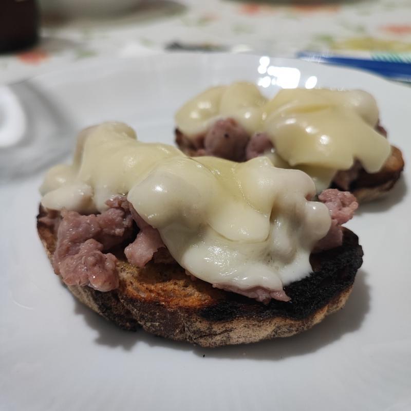 Bruschetta con provola e salsiccia • Neperos