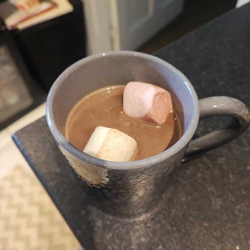 Hot chocolate with marshmallows • Neperos