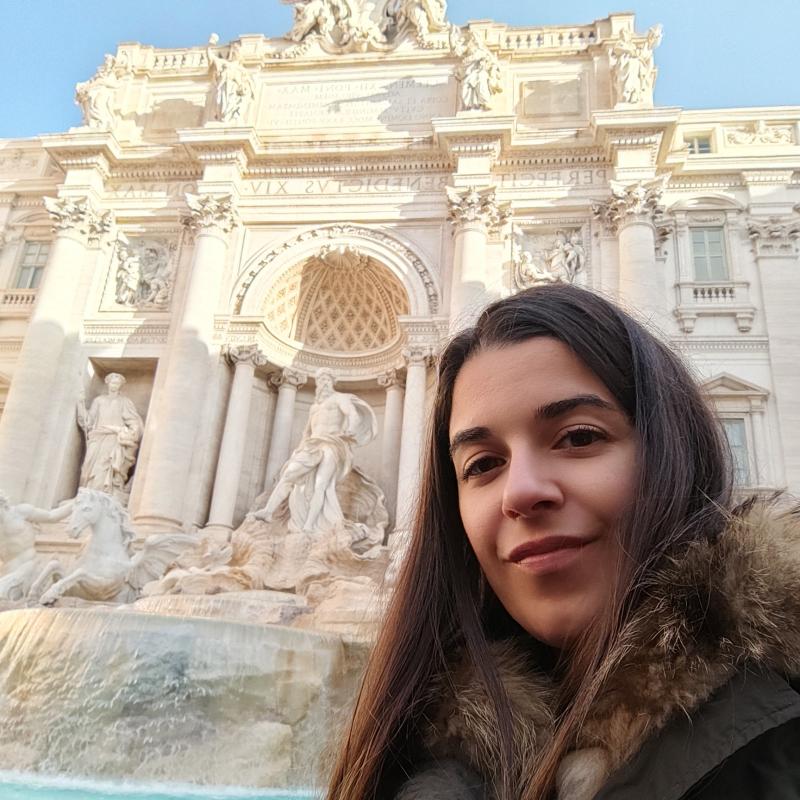 Stefania e la fontana di Trevi • Neperos