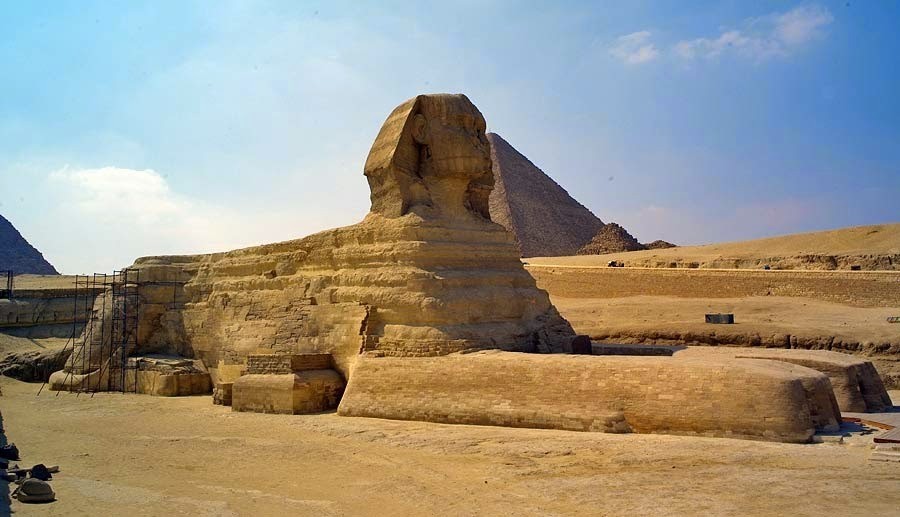 Egypt: The Sphinx of Giza has a large hole in its head • Neperos