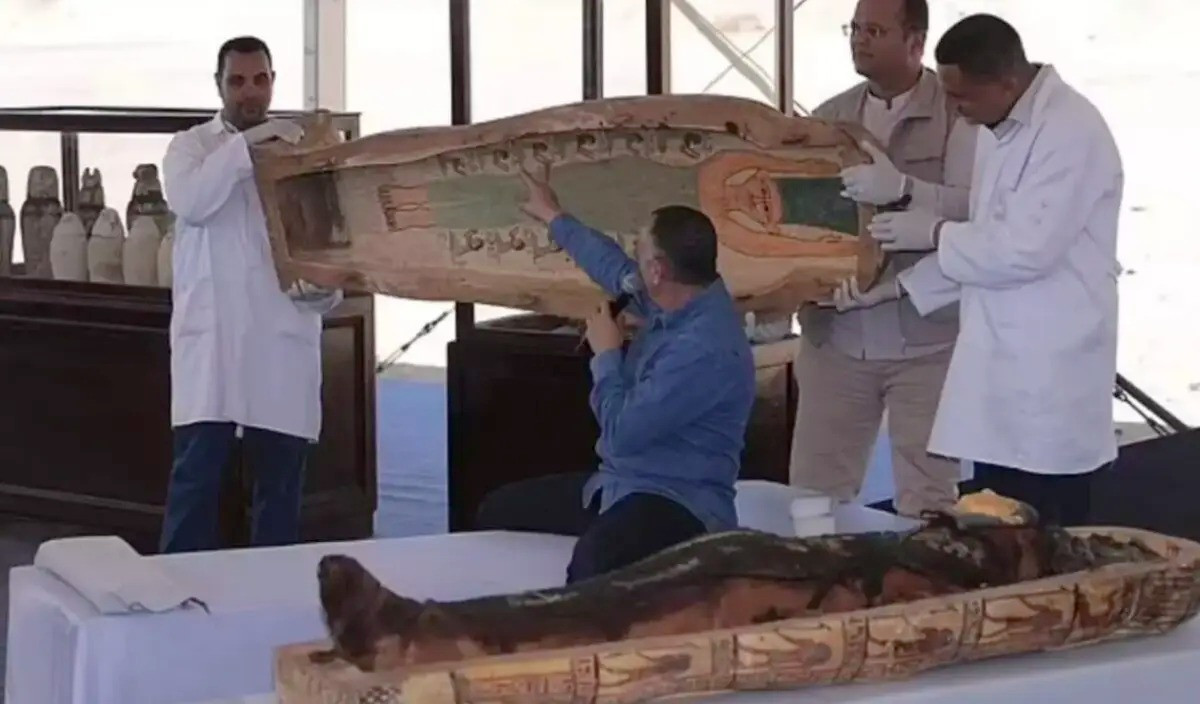 Marge Simpson on a 3,000-year-old Egyptian sarcophagus • Neperos