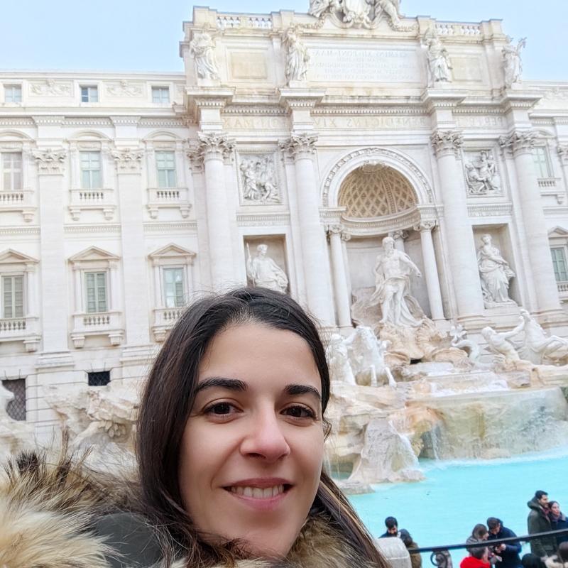 Stefania e la fontana di Trevi • Neperos