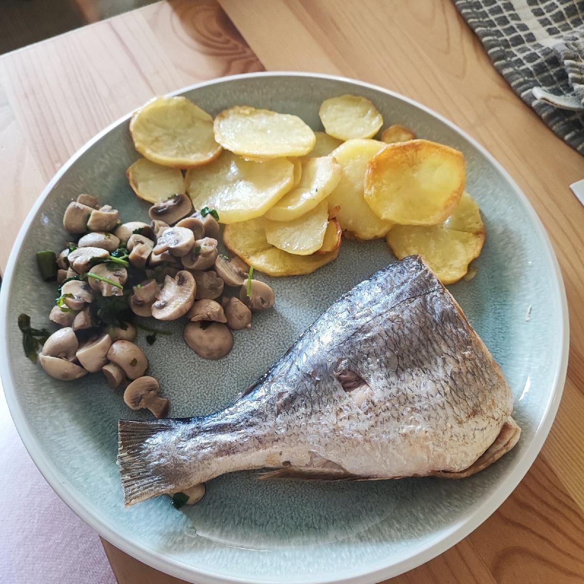 Pesce arrosto con letto di patate • Neperos